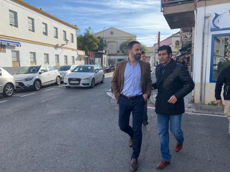 Santiago Abascal passejant acompanyat d’un torero